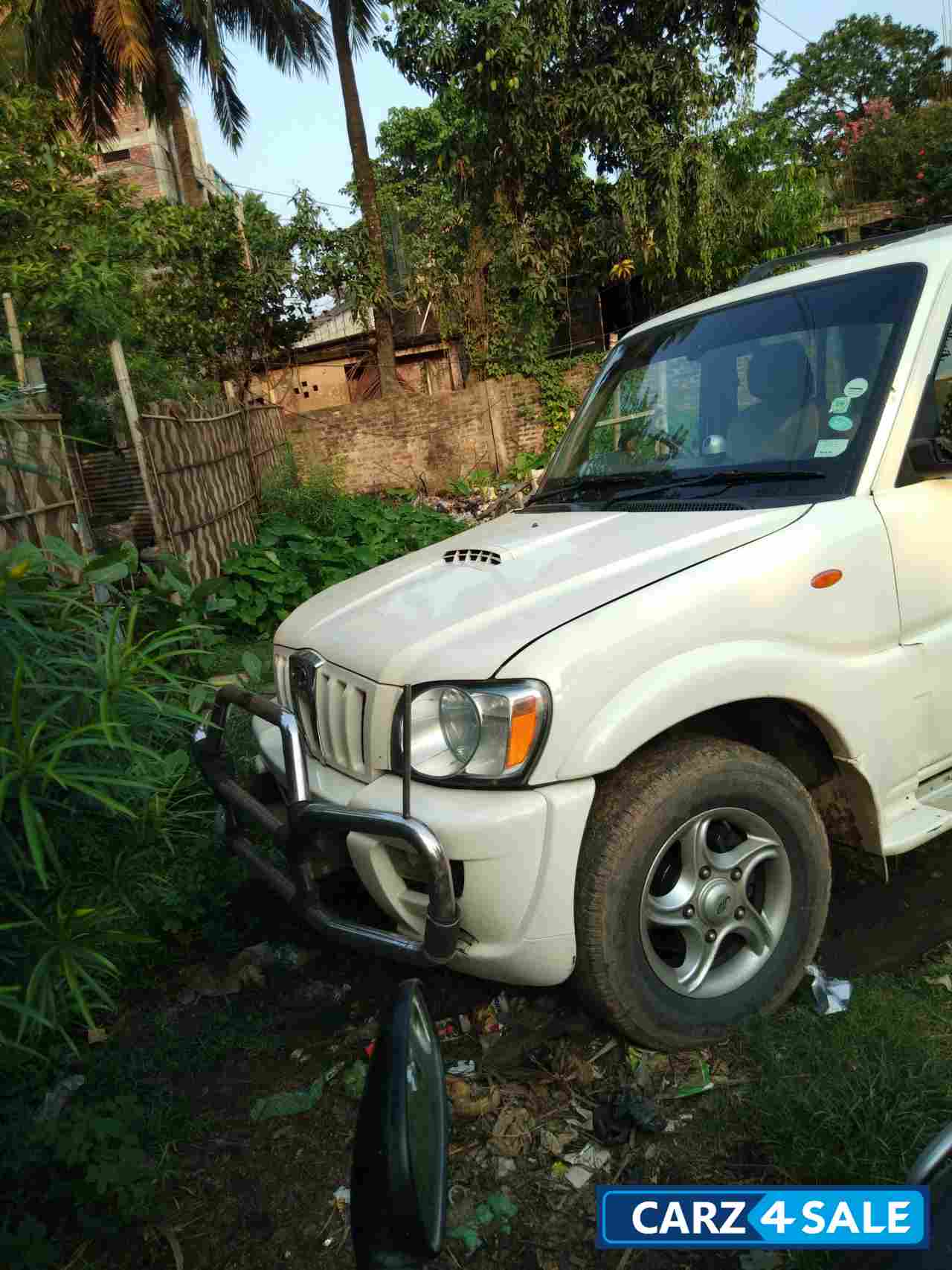 Mahindra Scorpio Vlx White